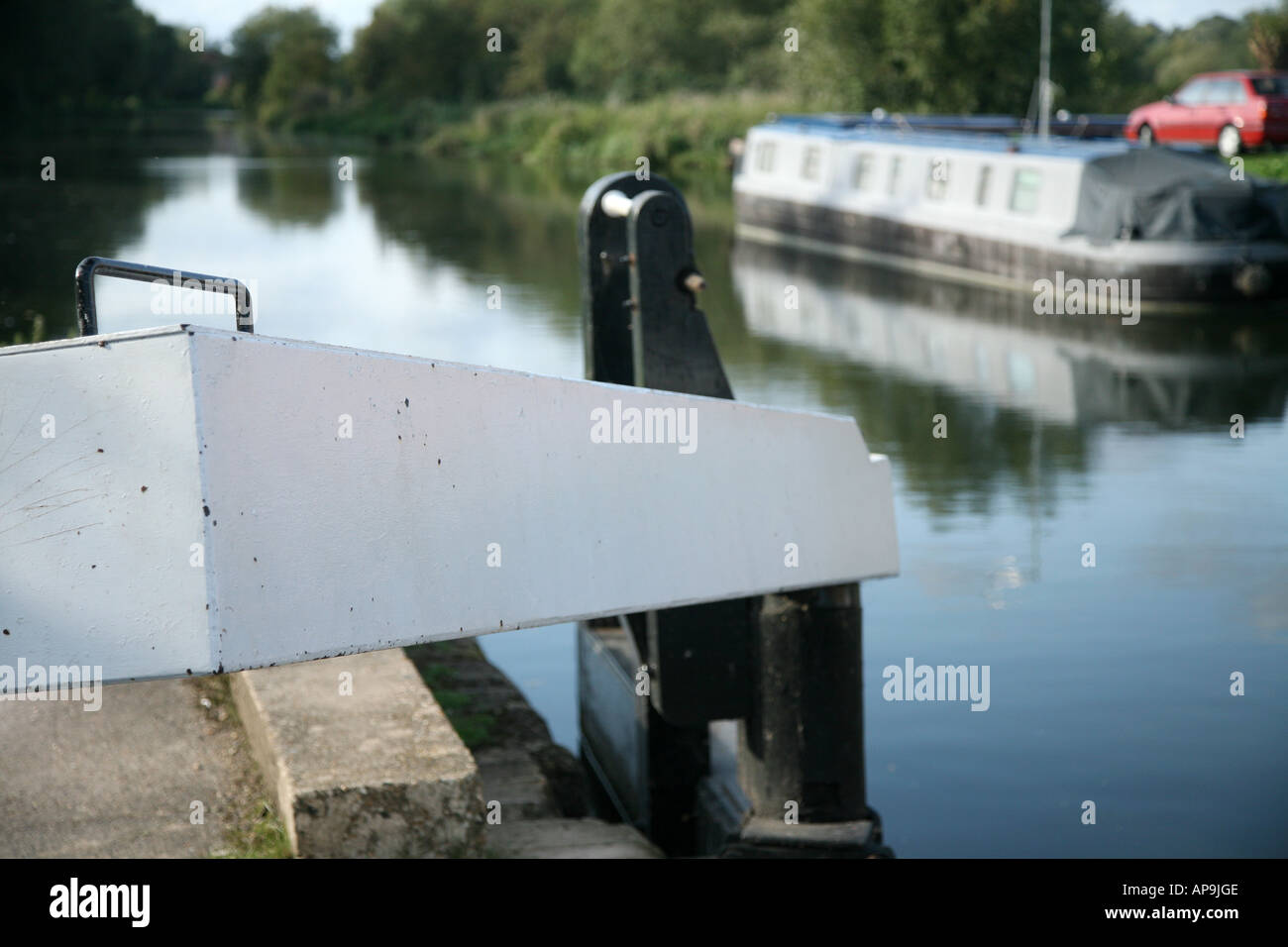 Lock gate behind boat hi-res stock photography and images - Alamy