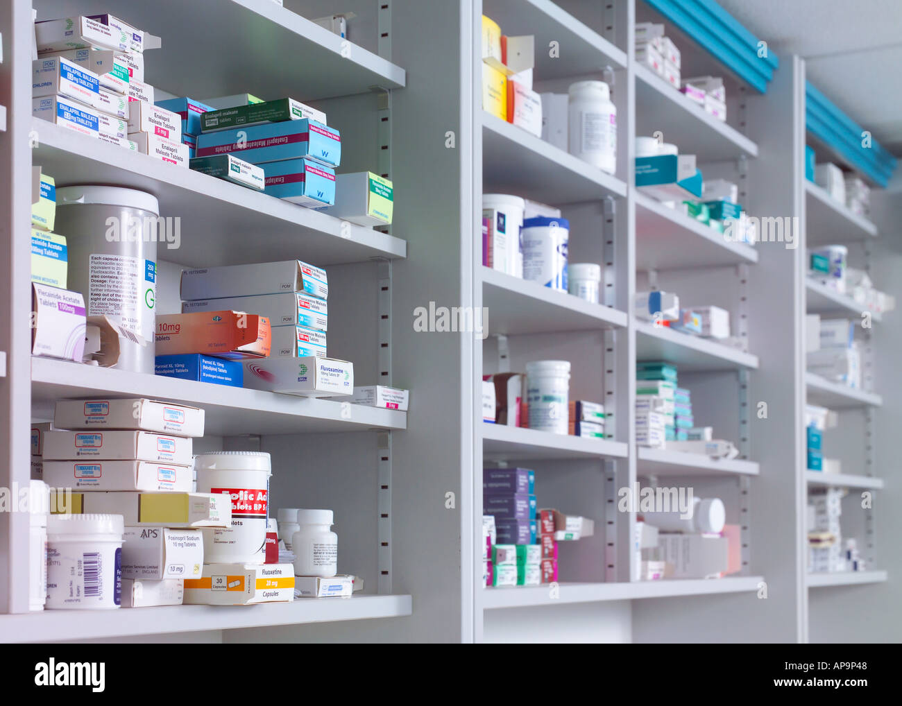 Pharmacy shelves hi-res stock photography and images - Alamy