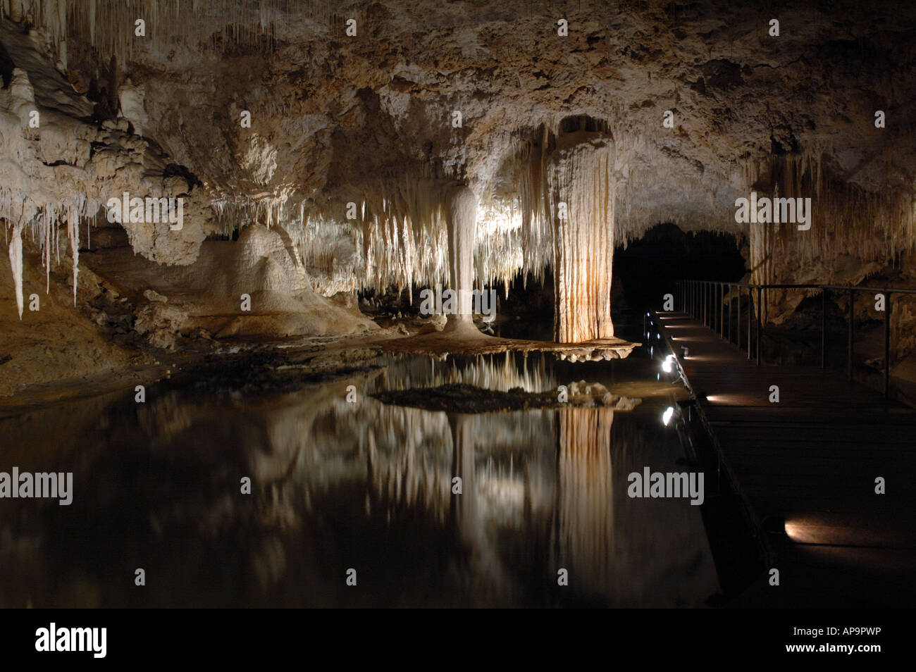 The Suspended Table, in Lake Cave, Western Australia Stock Photo - Alamy