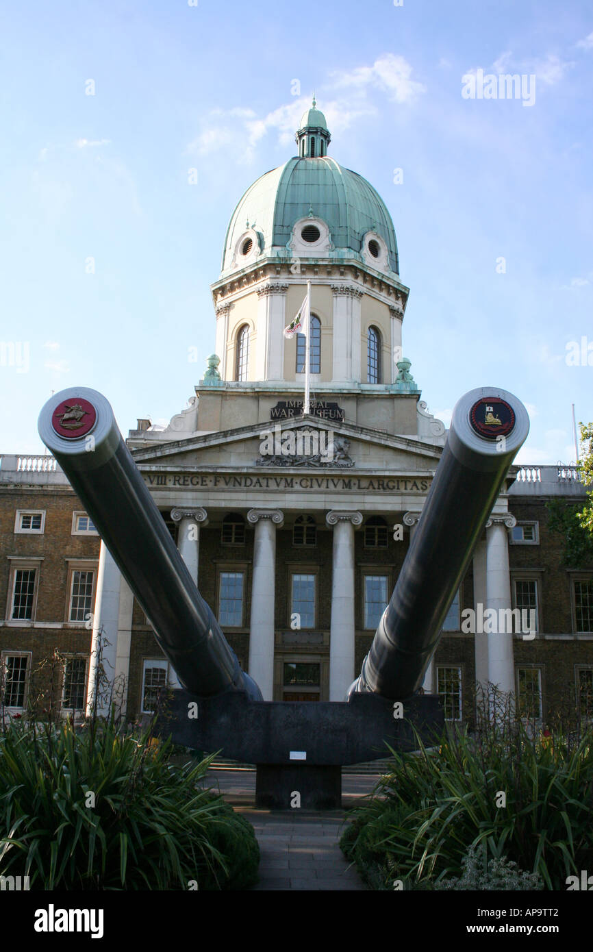 Imperial War museum with former battleship guns guarding its entrance ...