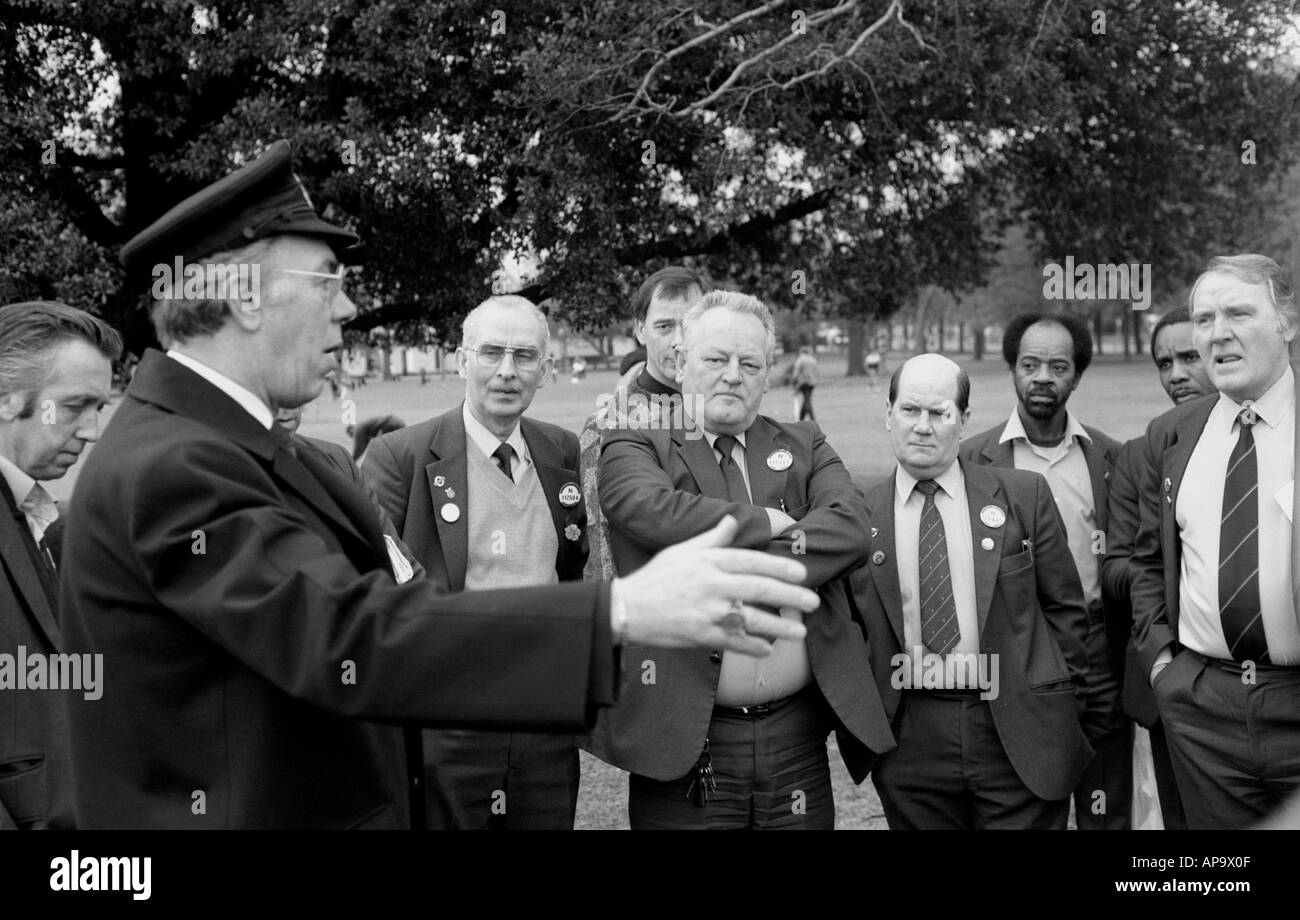 London bus drivers at 1988 London Marathon start being given ...