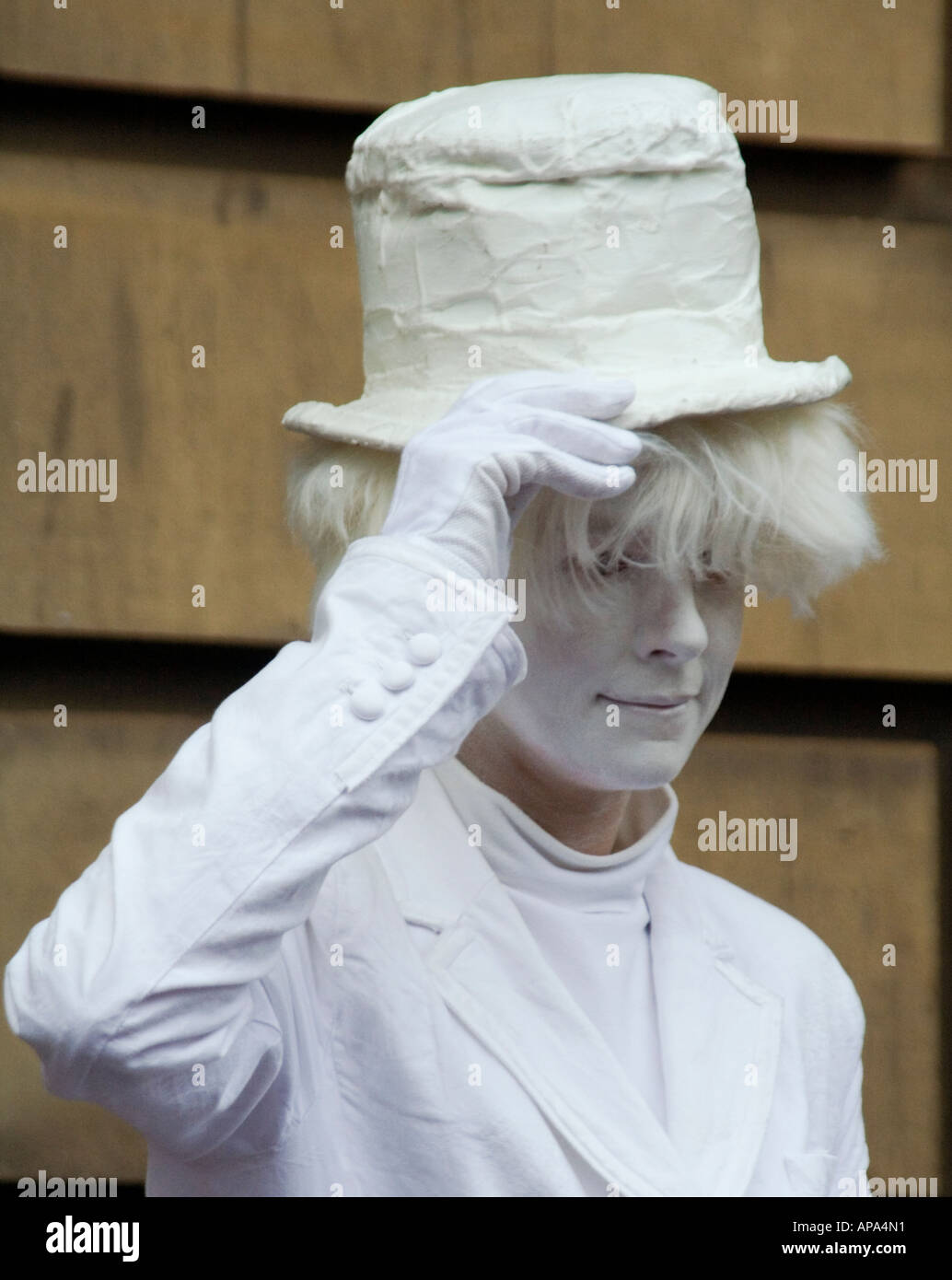 Woman mime artist edinburgh festival hi-res stock photography and ...