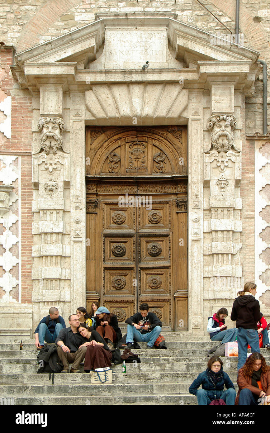 Students sit on steps hi-res stock photography and images - Alamy