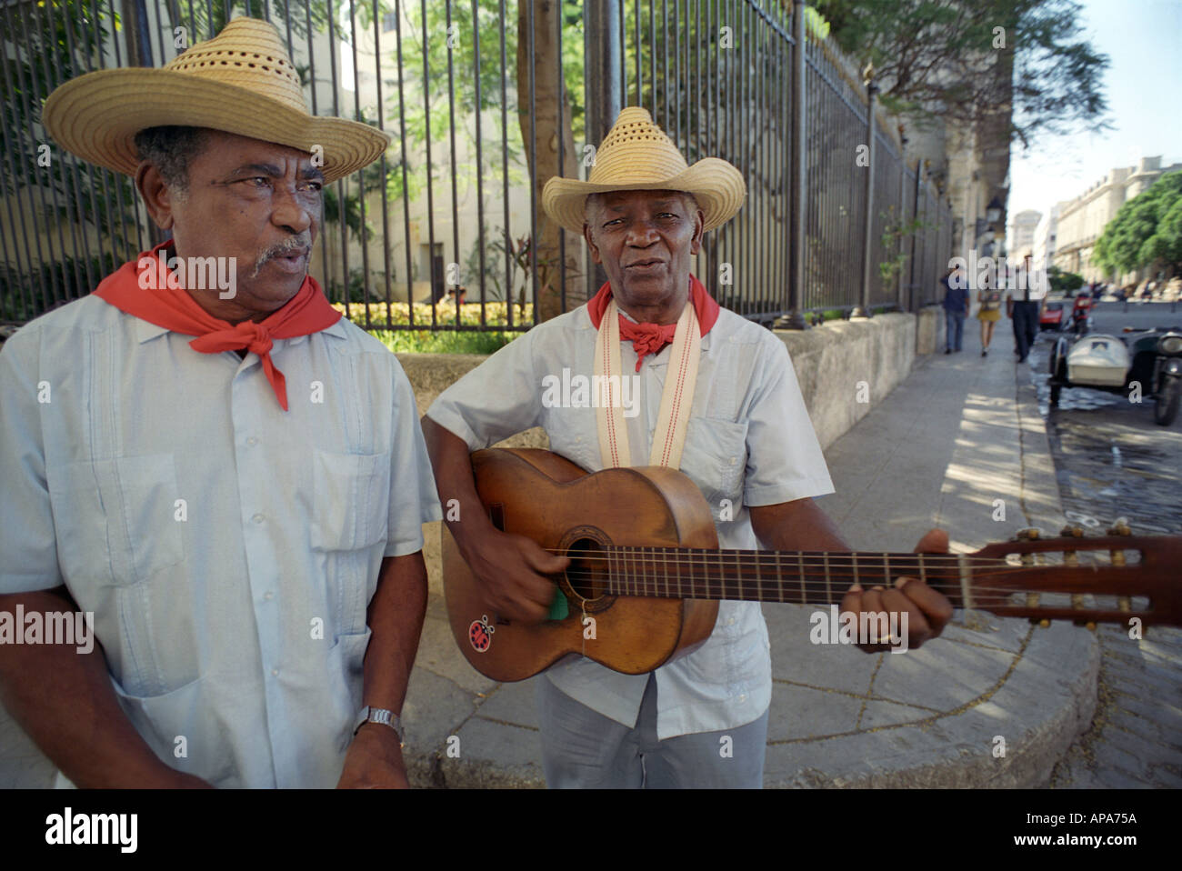 Singers perform on street hi-res stock photography and images - Alamy