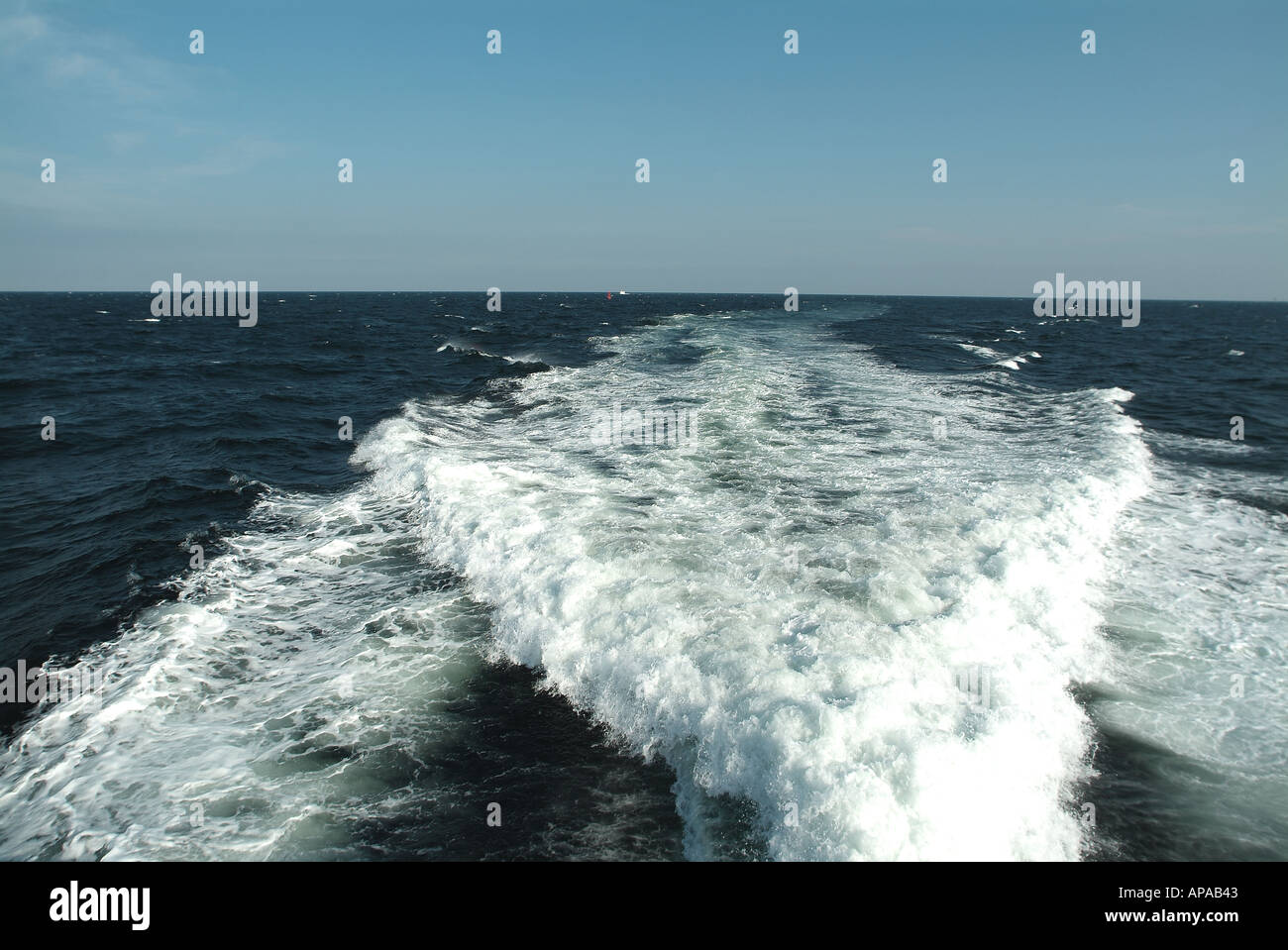 Wake in ocean made boat hi-res stock photography and images - Alamy