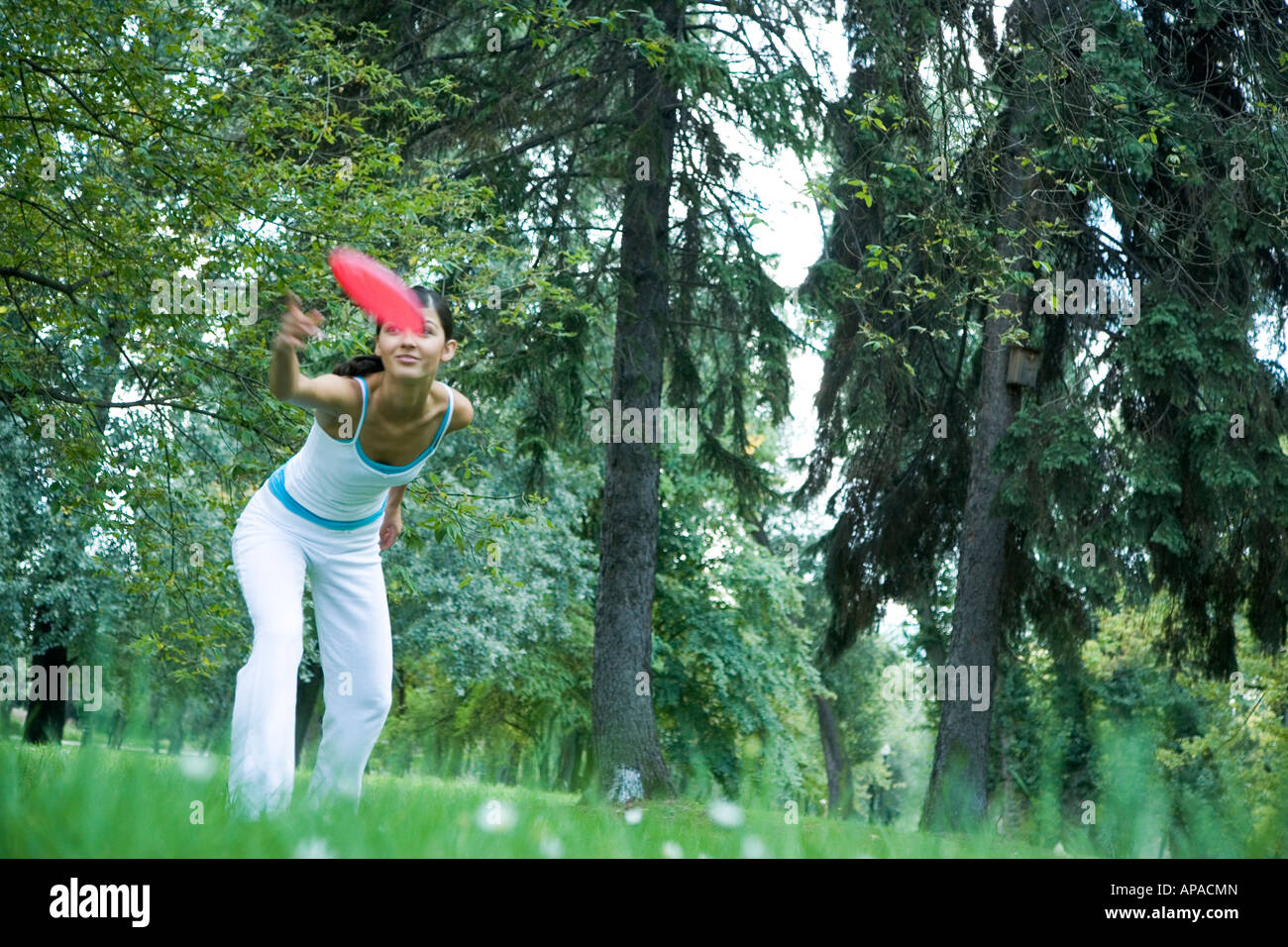 woman playing frisbee Stock Photo - Alamy