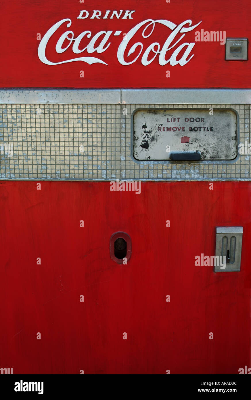 Old coca cola vending machine hi-res stock photography and images - Alamy