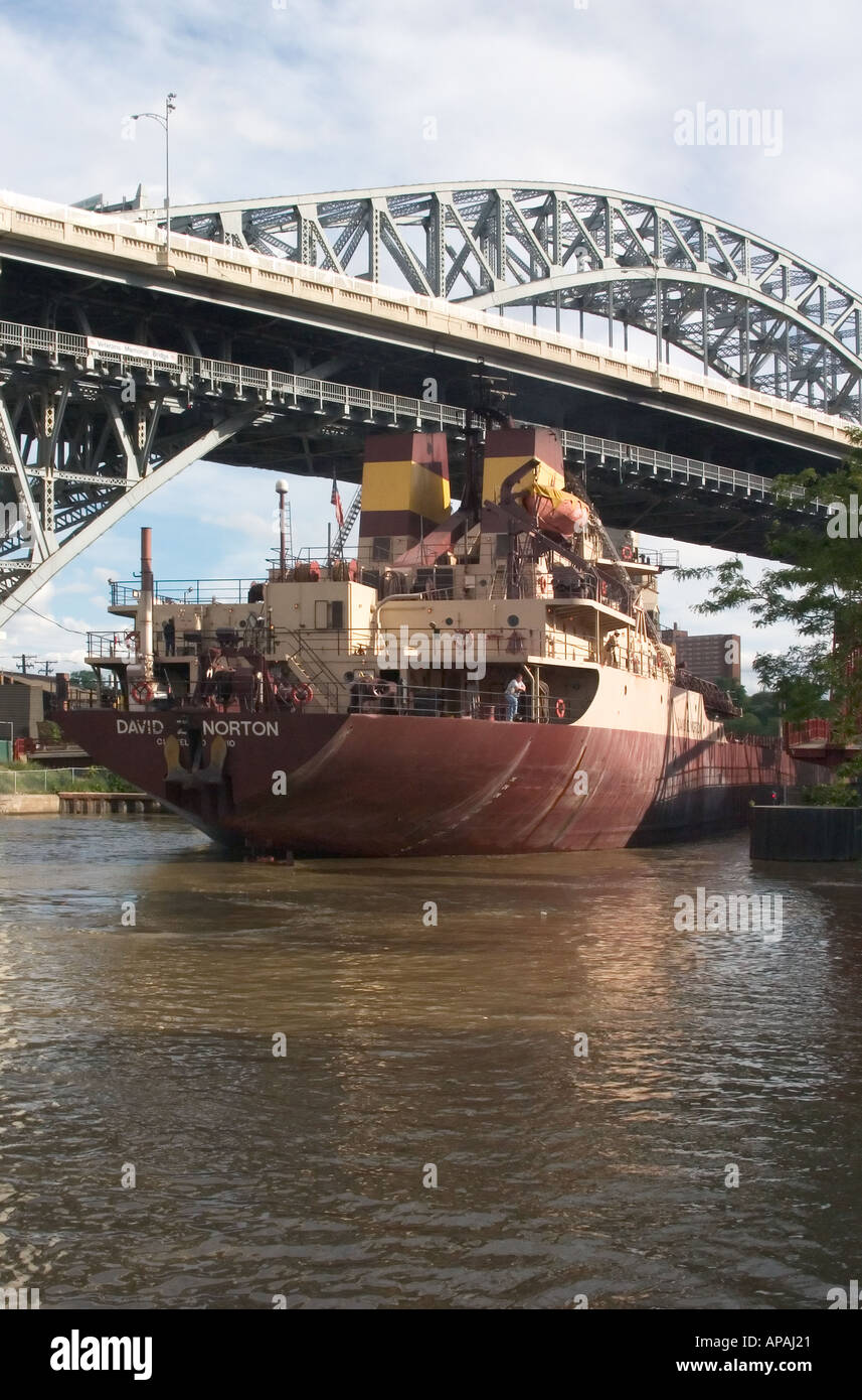 Ore boat making tight squeeze under Veteran's Memorial Bridge in ...