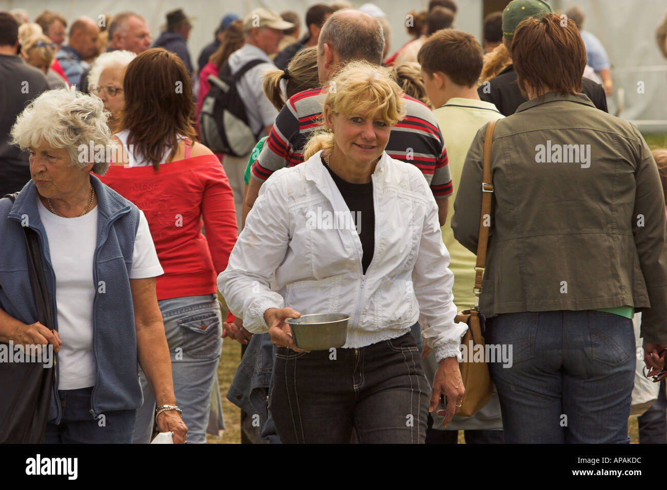 A face in the crowd Stock Photo - Alamy