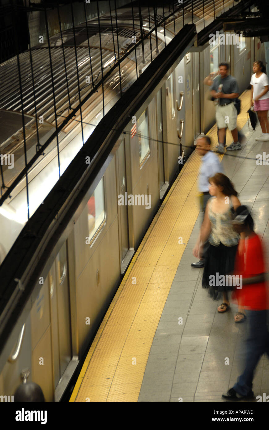 Mta subway pulling into a station hi-res stock photography and images ...