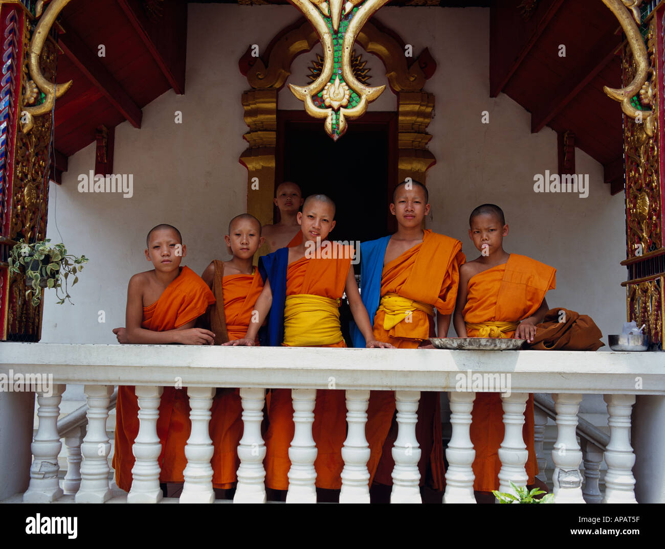 Buddhist monks thailand hi-res stock photography and images - Alamy