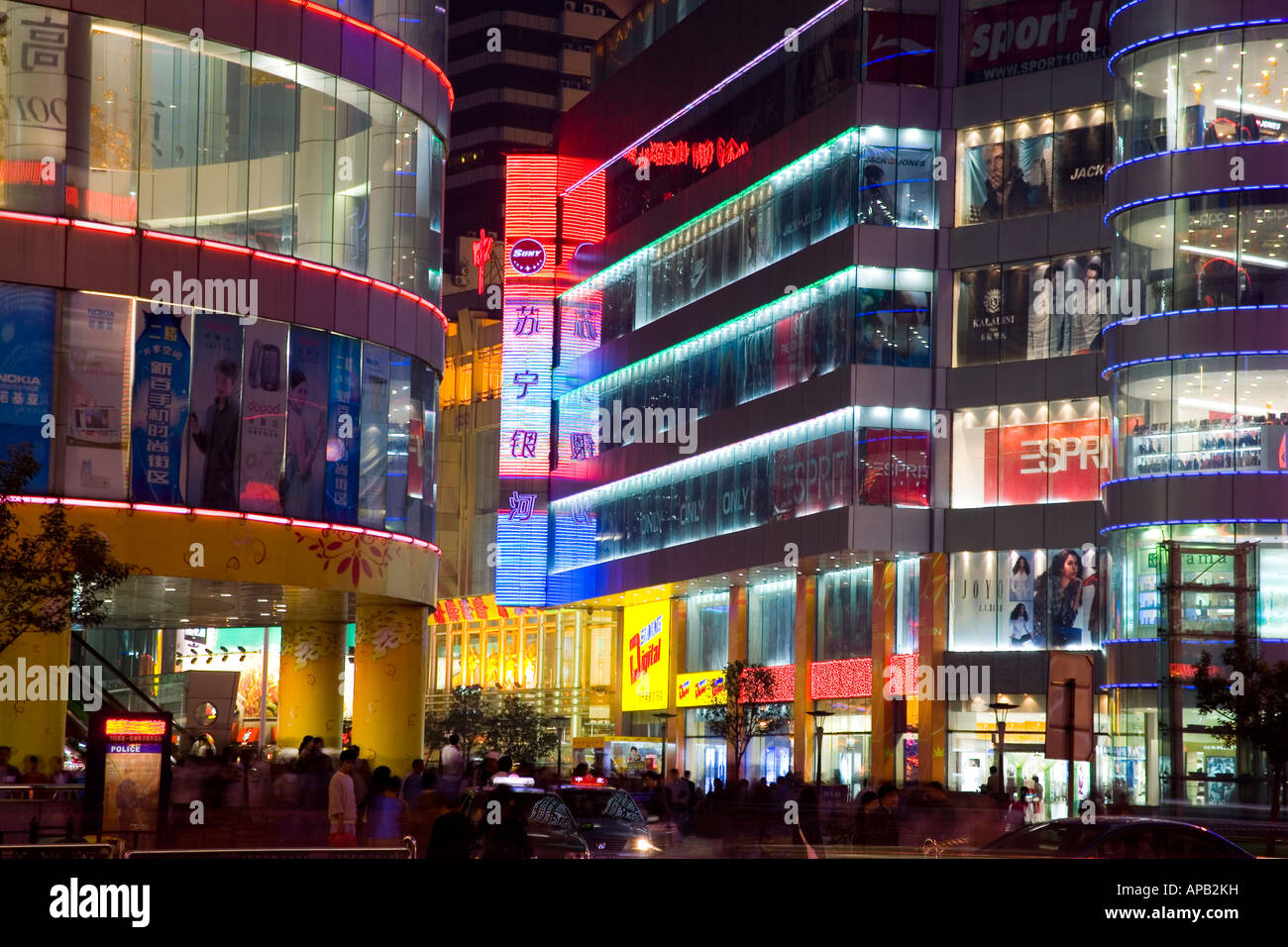 Mall goer hi-res stock photography and images - Alamy