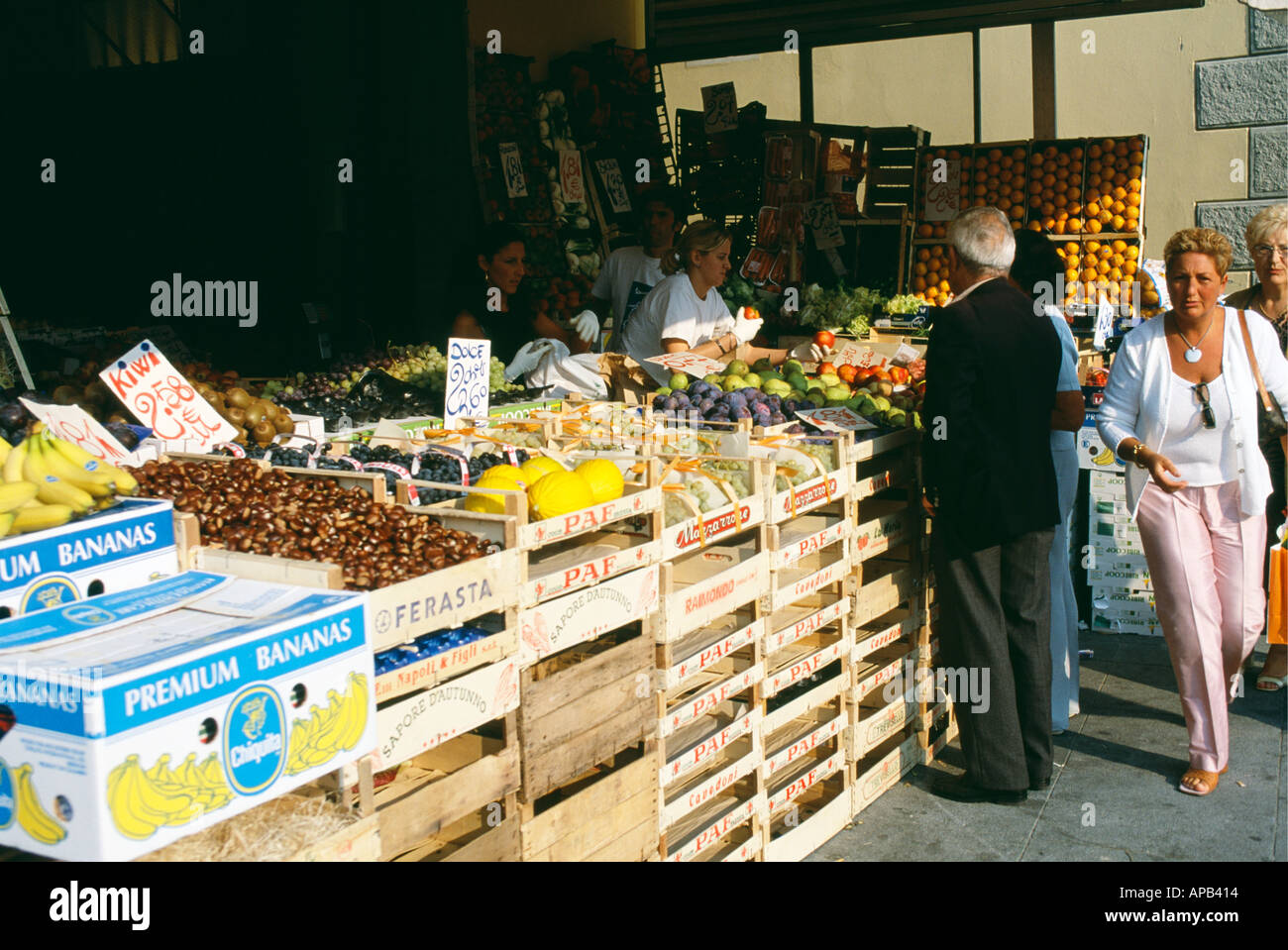 Lecco market hi-res stock photography and images - Alamy