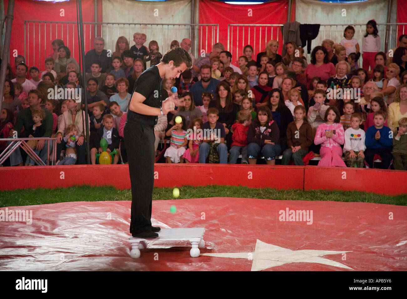 Circus juggler hi-res stock photography and images - Alamy