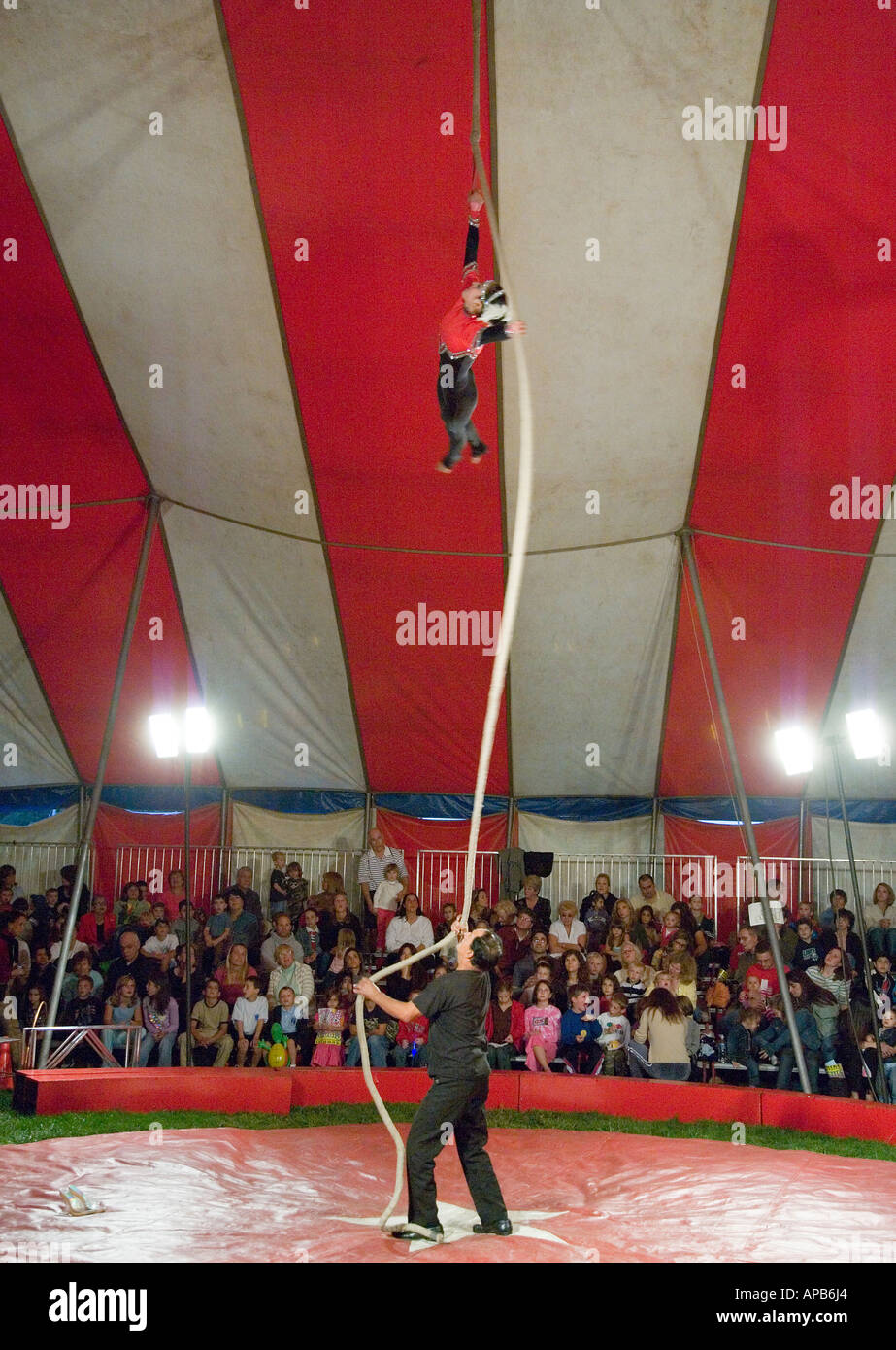 Trapeze and high wire performers hi-res stock photography and images ...