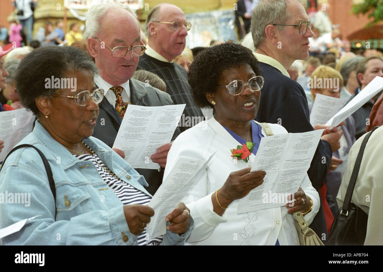 Singing hymn church england hi-res stock photography and images - Alamy