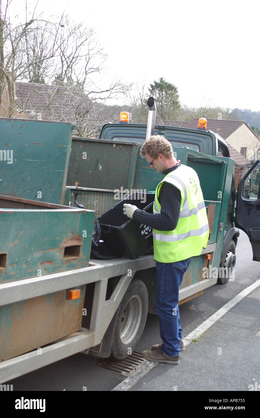 Roadside urban household waste recycling operator and vehicle provided ...