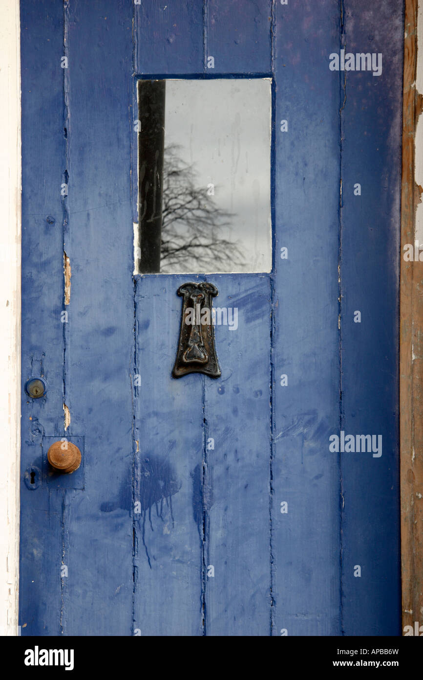 Vertical blue door hi-res stock photography and images - Alamy