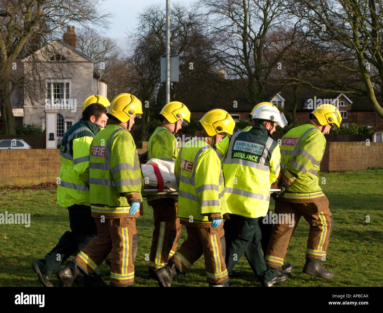 Accident emergency services police stretcher hi-res stock photography ...