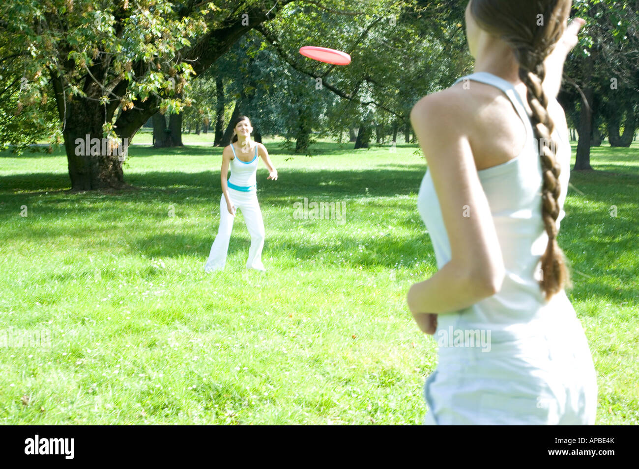 women playing frisbee Stock Photo - Alamy