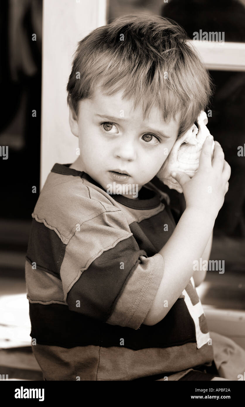 Boy listen shell hi-res stock photography and images - Alamy