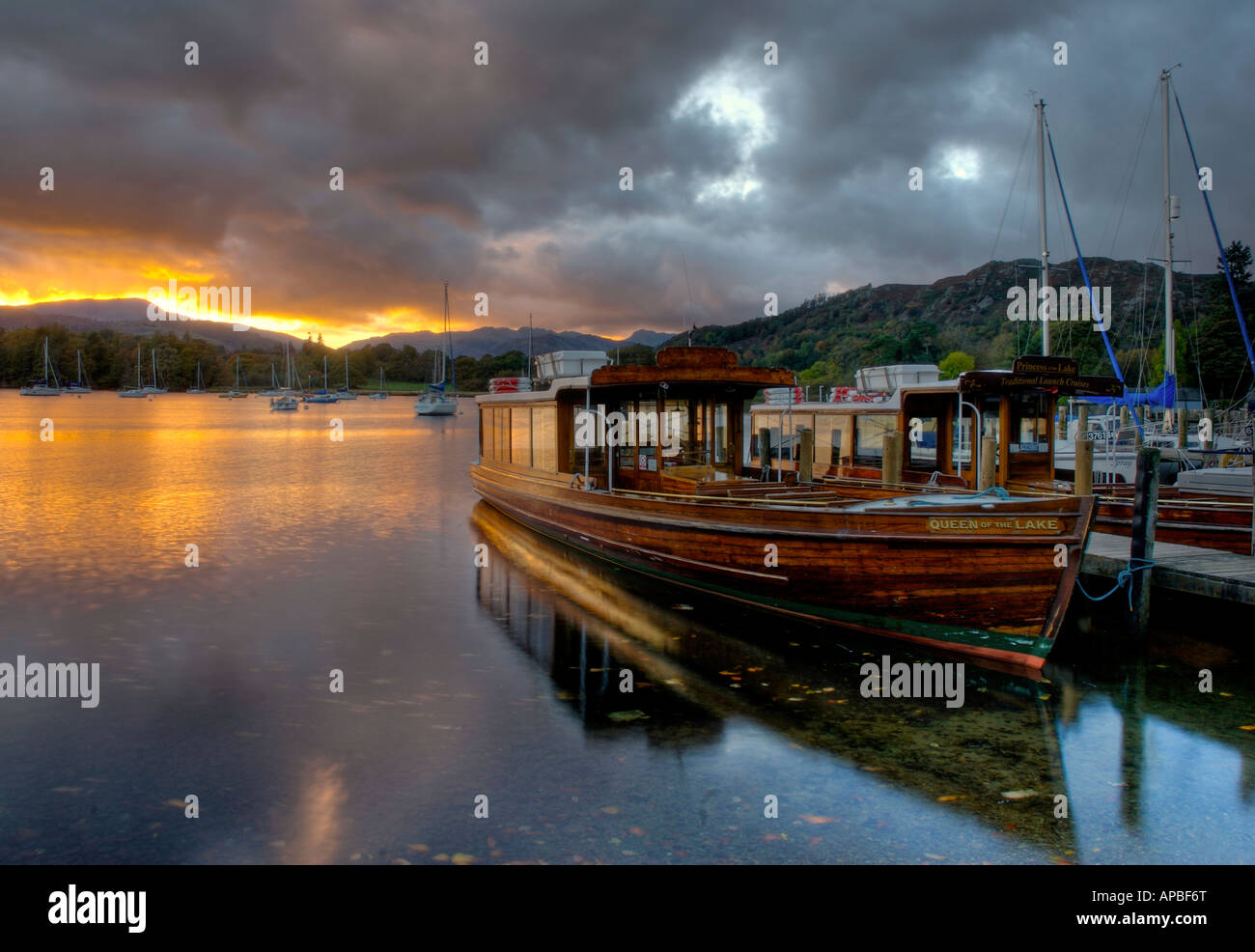 Sunset over Lake Windermere at Waterhead, Lake District National Park ...