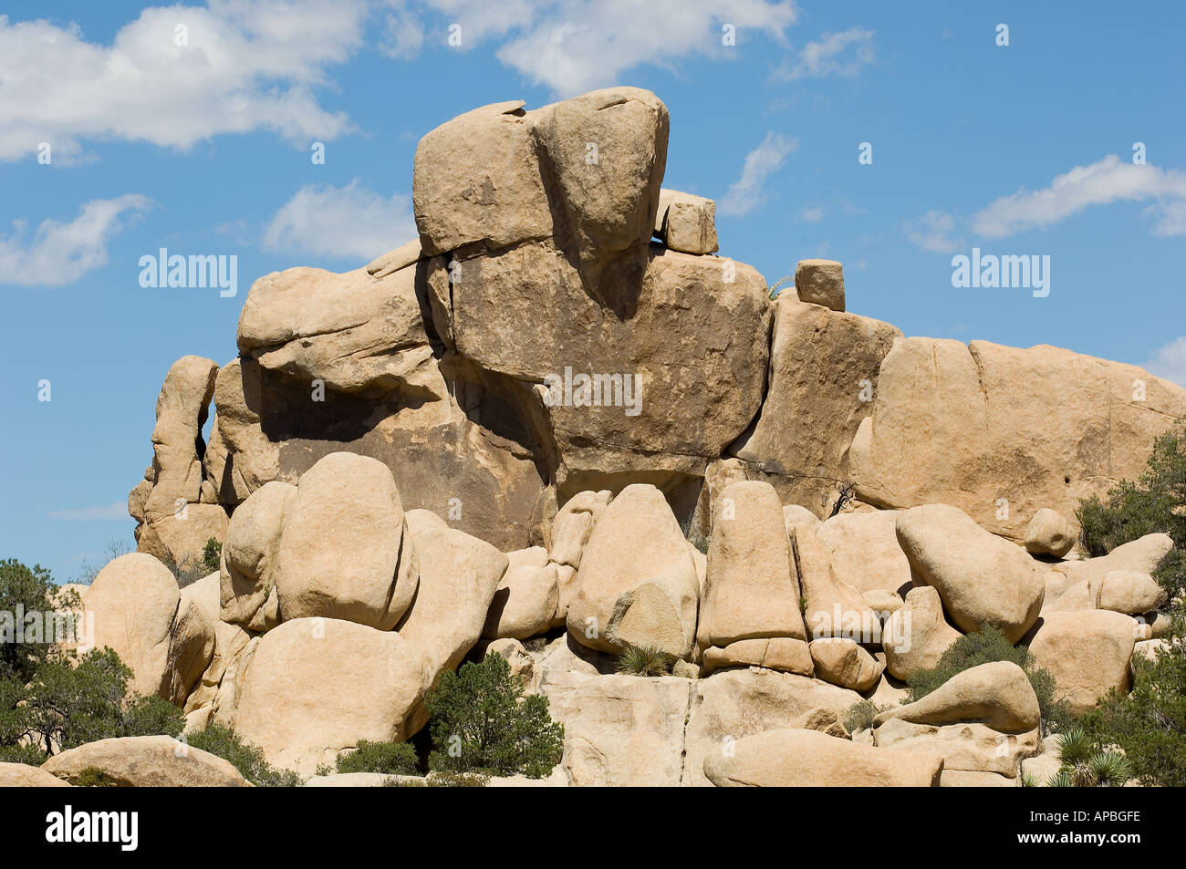 Precariously balanced rock formation in desert hi-res stock photography ...