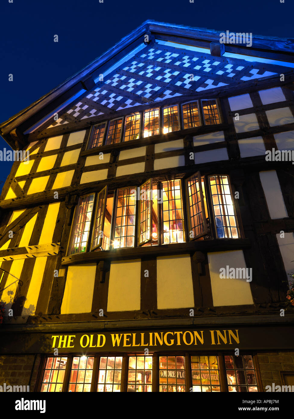 Tudor inn hi-res stock photography and images - Alamy