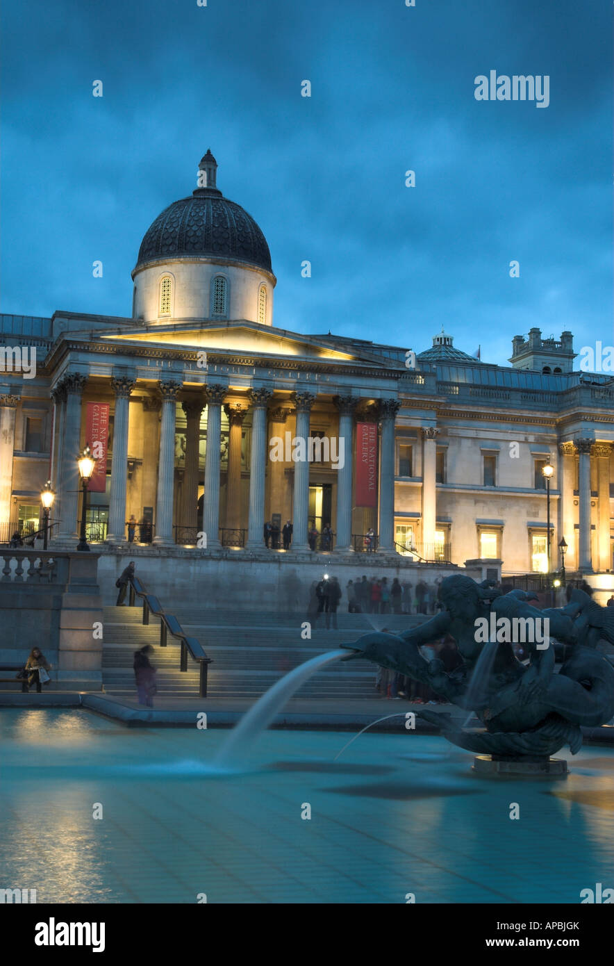 Londoners at trafalgar square hi-res stock photography and images - Alamy