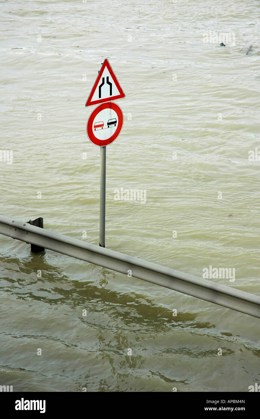 Water level road sign hi-res stock photography and images - Alamy