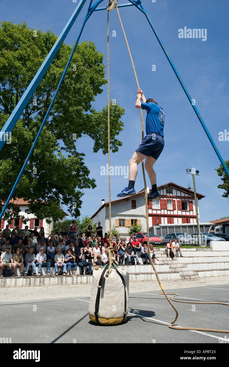 Lifting bales of straw hi-res stock photography and images - Alamy