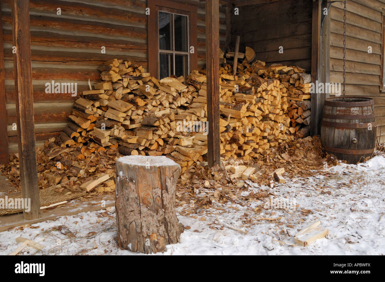 Pile of wood outside a cabin Stock Photo - Alamy