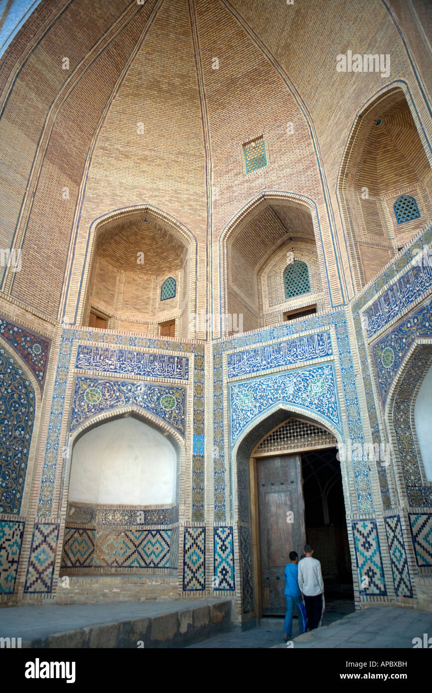The high arched entrance to Kalon Mosque Stock Photo - Alamy