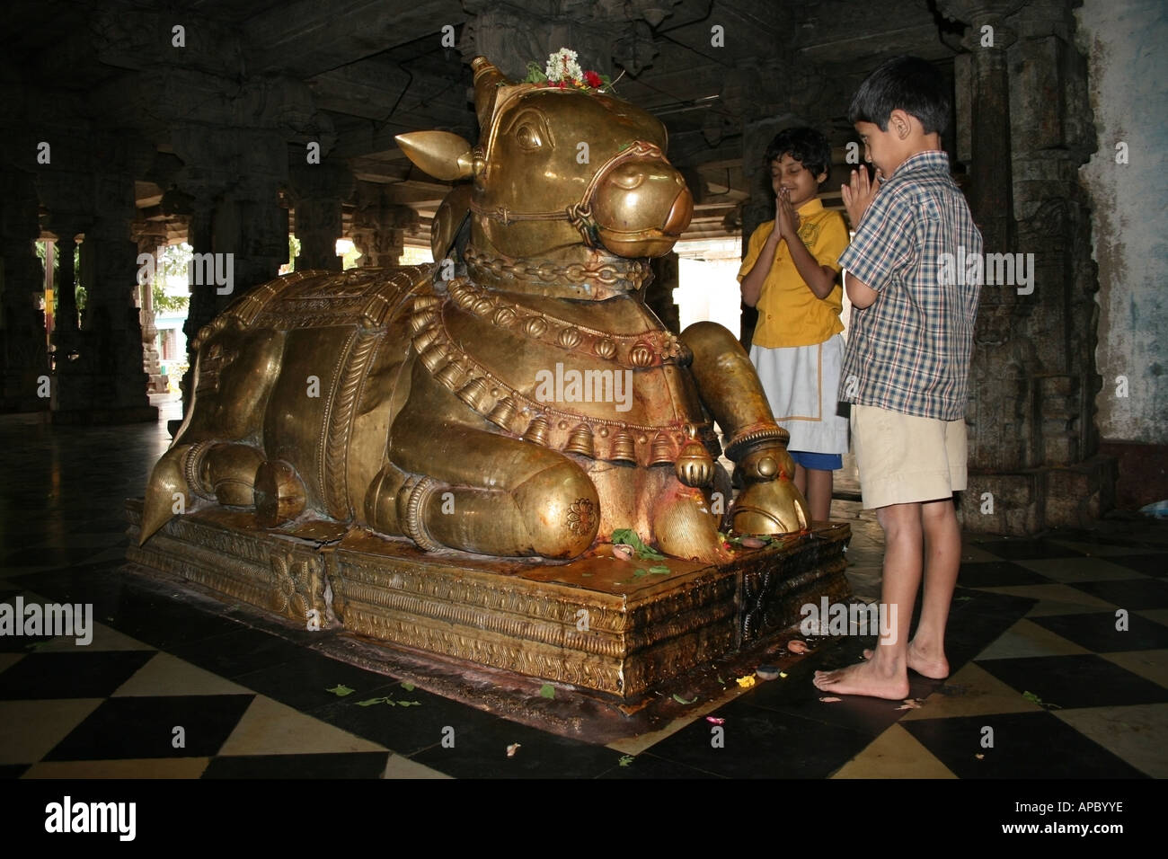 Hindi children praying to Nandi at a Hindu temple in South India Stock ...