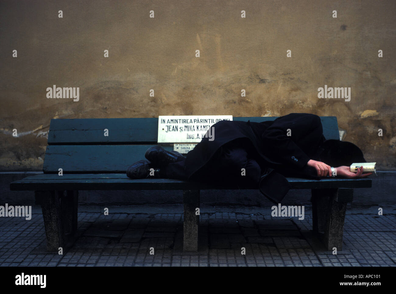 Man asleep on bench hi-res stock photography and images - Alamy