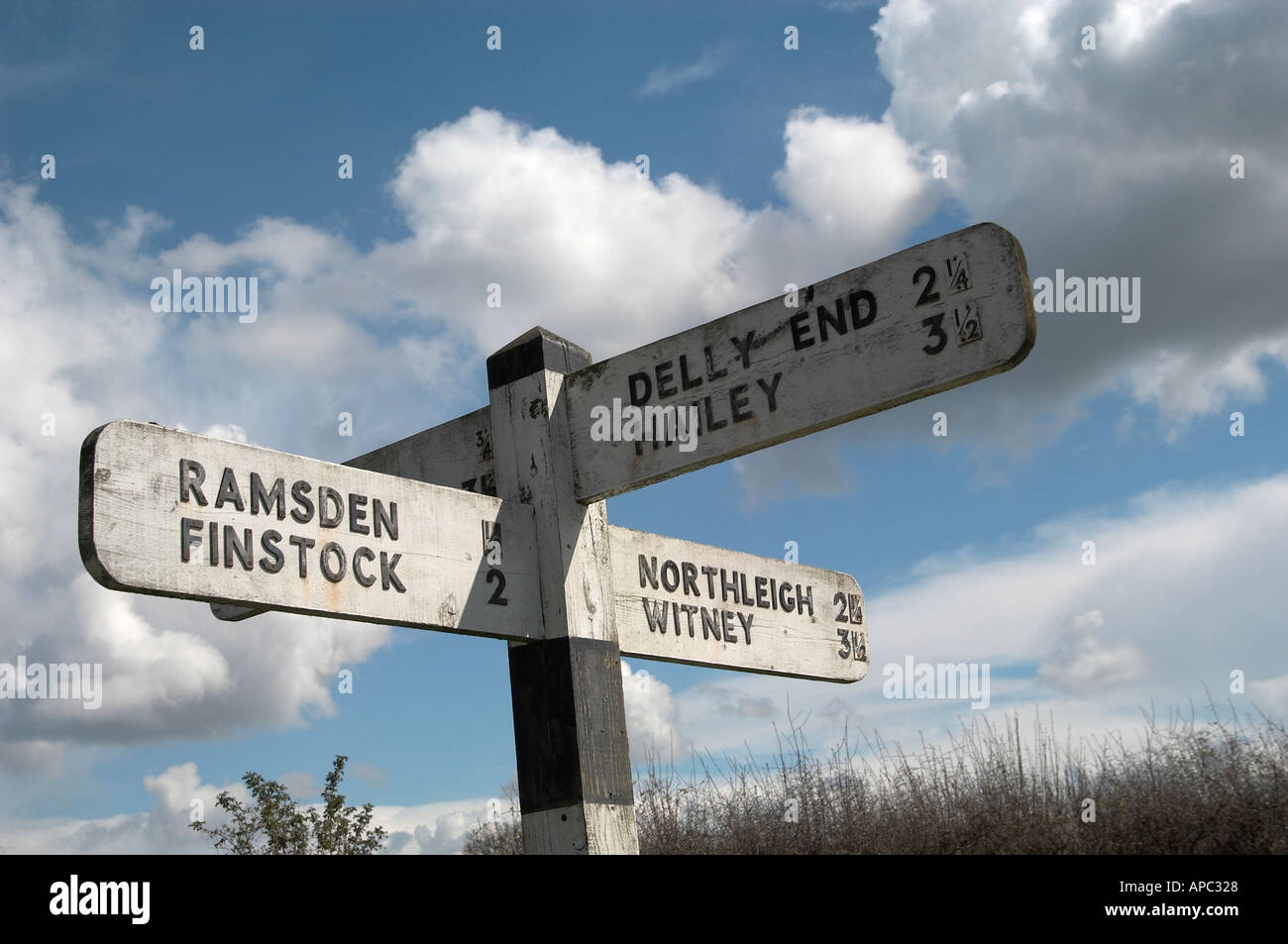 Road sign cotswolds oxfordshire hi-res stock photography and images - Alamy