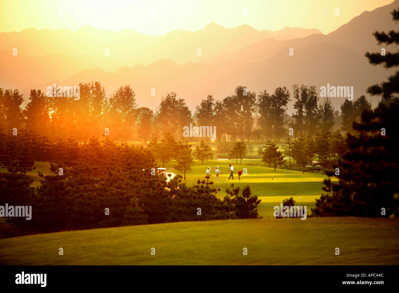 Golf course and mountains hi-res stock photography and images - Alamy