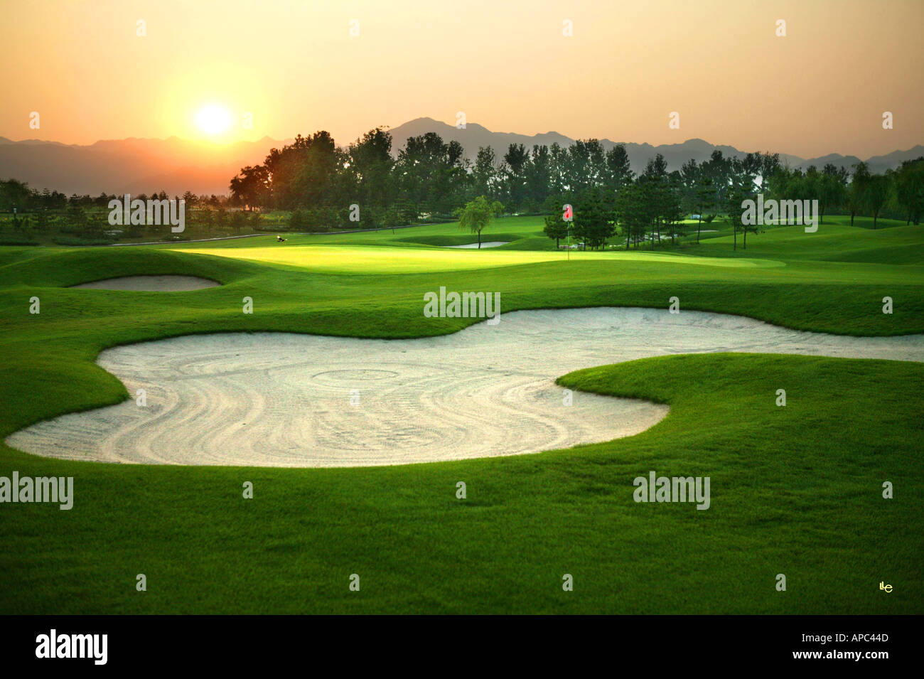 Golf course and mountains hi-res stock photography and images - Alamy