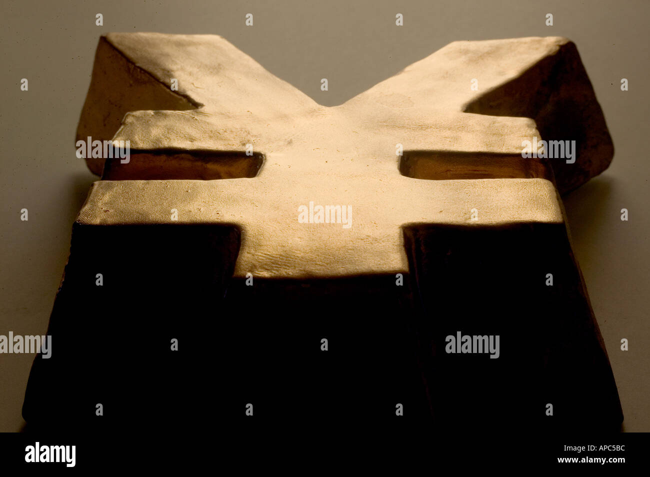 Yen money sign figure gold hi-res stock photography and images - Alamy