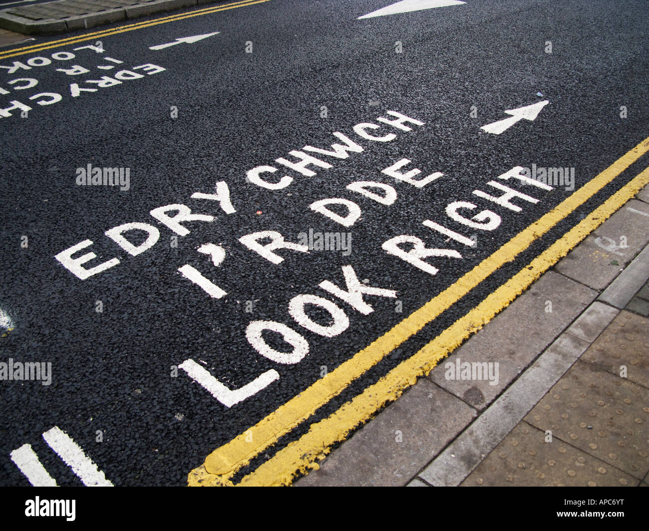Look right - edrychwch i'r dde - bilingual welsh english road marking ...