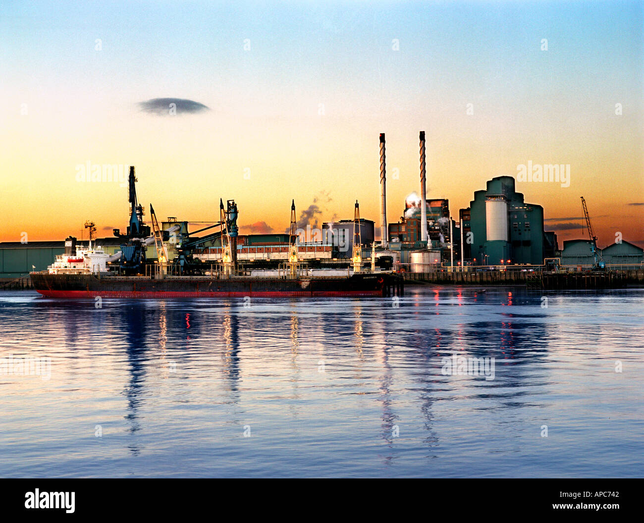 tate and lyle sugar processing factory river thames woolwich london ...