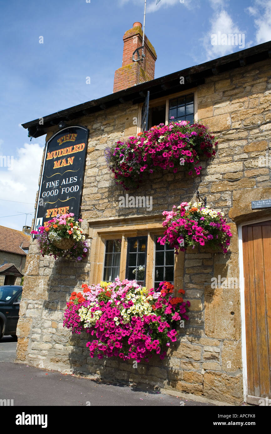 Hamstone houses hi-res stock photography and images - Alamy