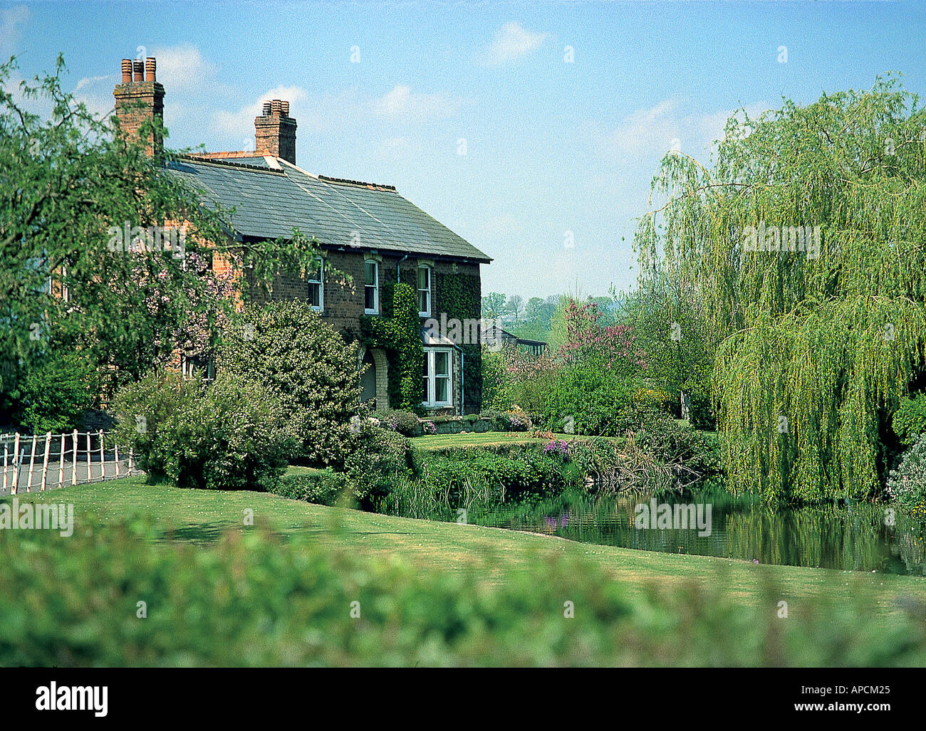 Eardisland Hereford, England. An old cottage by the river Stock Photo ...