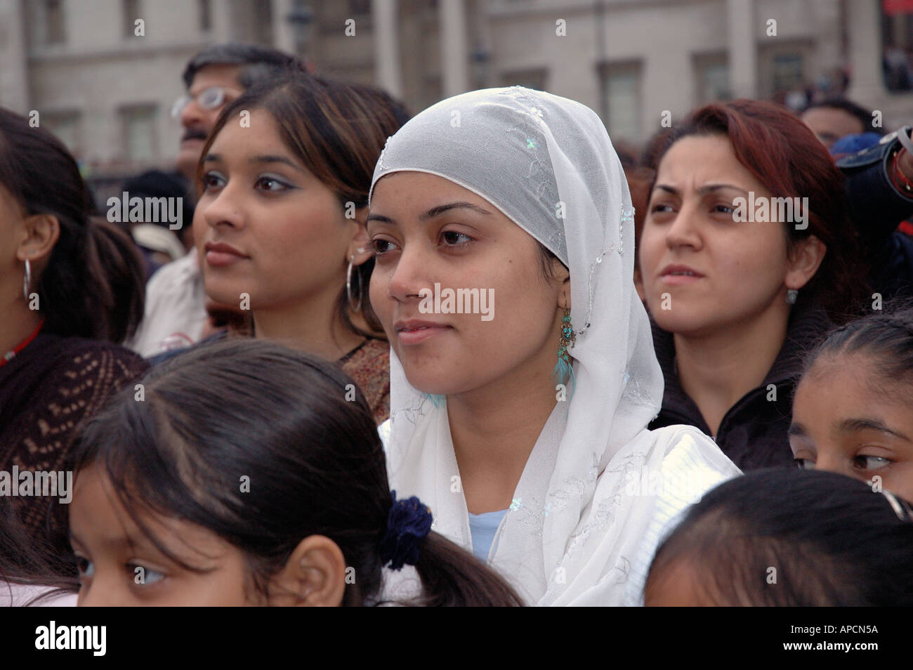 Sikh woman in crowd religious hi-res stock photography and images - Alamy