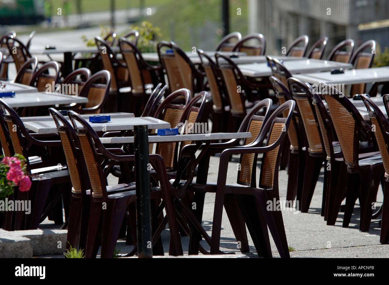 Outdoor cafe seating Stock Photo - Alamy