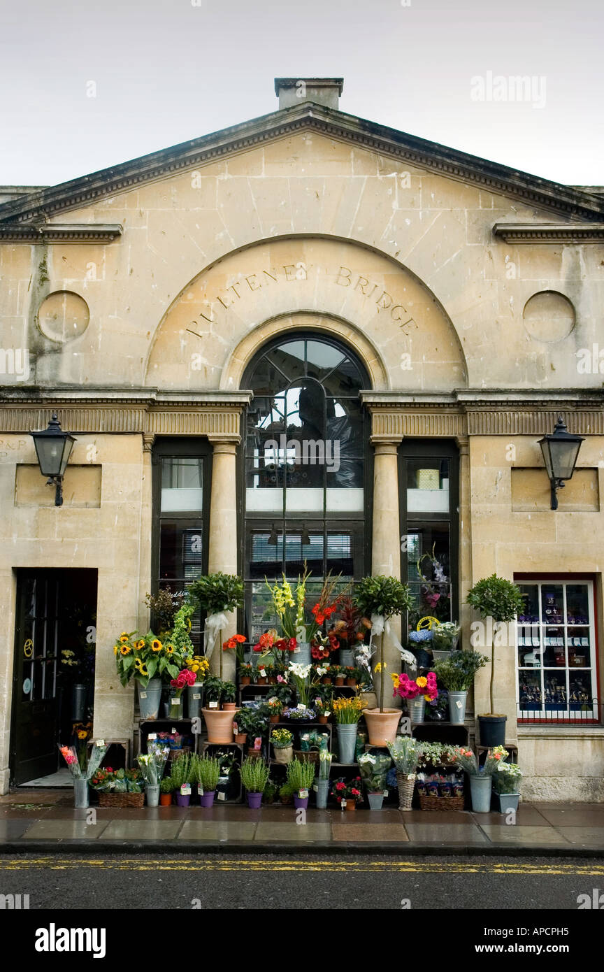 Flower shop on the Pultney Bridge in Bath England Stock Photo - Alamy
