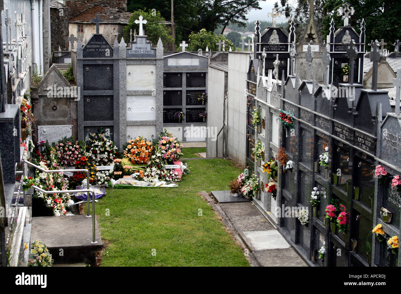Cementerio cementerio cementerio tumbas cementerio hi-res stock ...