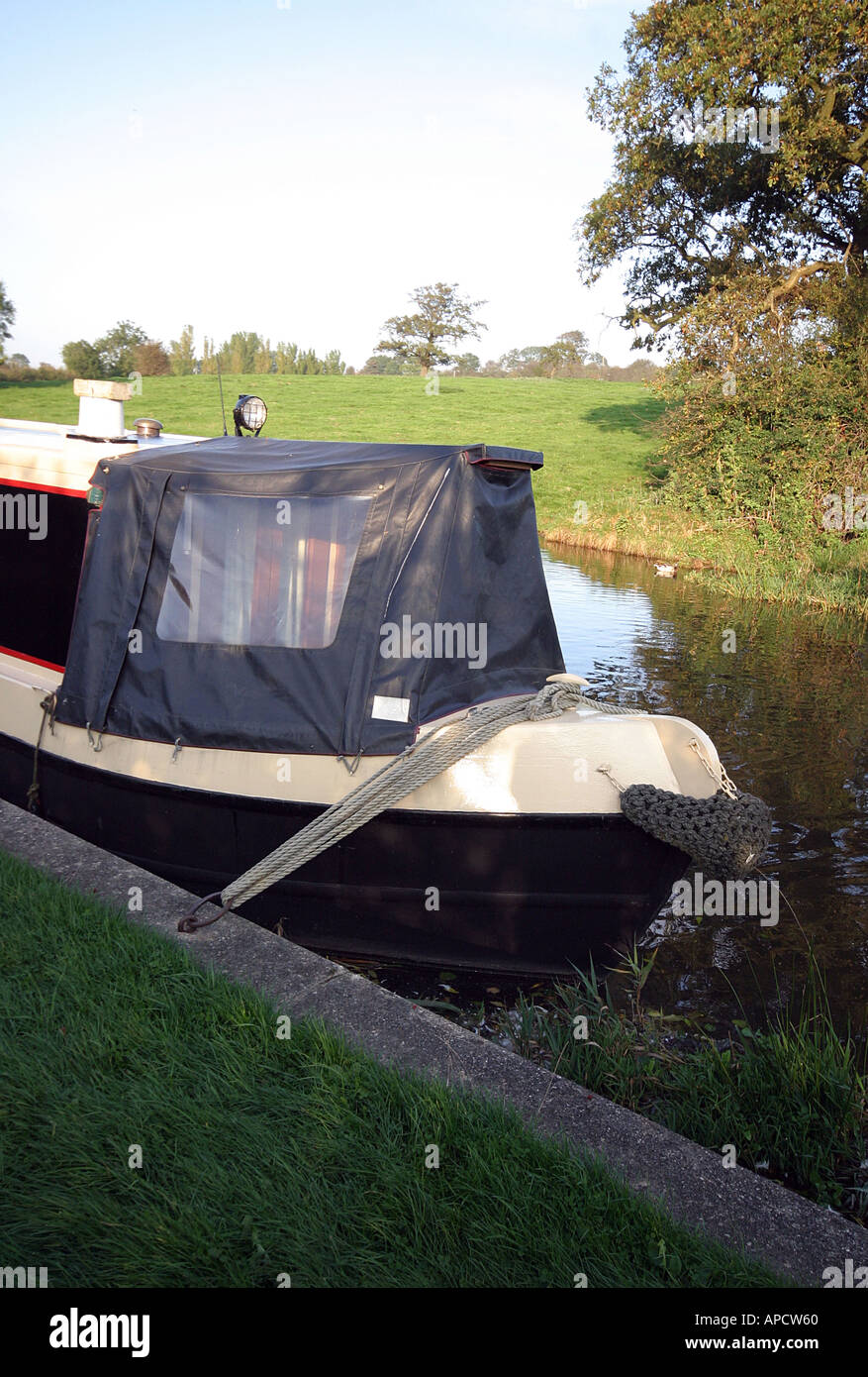 Old narrowboat tied up hi-res stock photography and images - Alamy