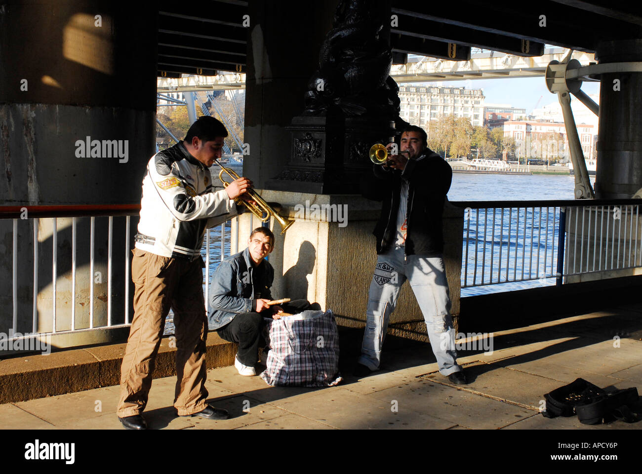 London street musicians hi-res stock photography and images - Alamy