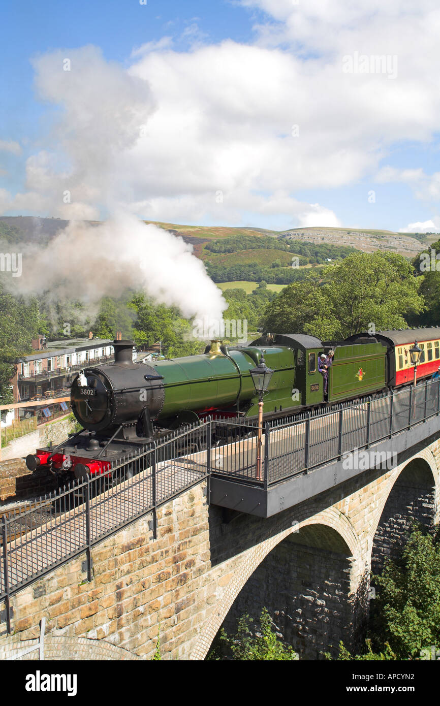 Train berwyn station view hi-res stock photography and images - Alamy